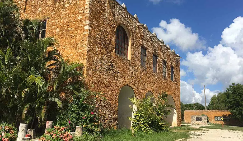 Galería de arte sacro en Conkal, grandes historias